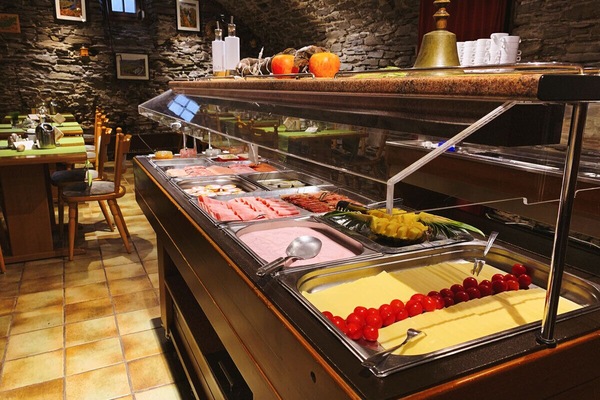 Pequeno-almoço tipo buffet diário (10 EUR por pessoa)