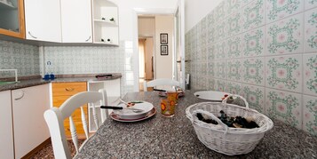 Apartamento, 2 quartos | Cozinha privada | Um frigorífico, um micro-ondas (a pedido), um forno 