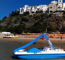 Uma praia privada nas proximidades, praia de areia branca 