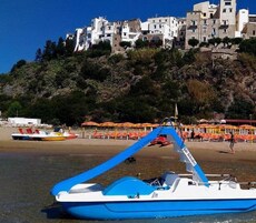 Praia particular nas proximidades, areia branca, espreguiçadeiras 