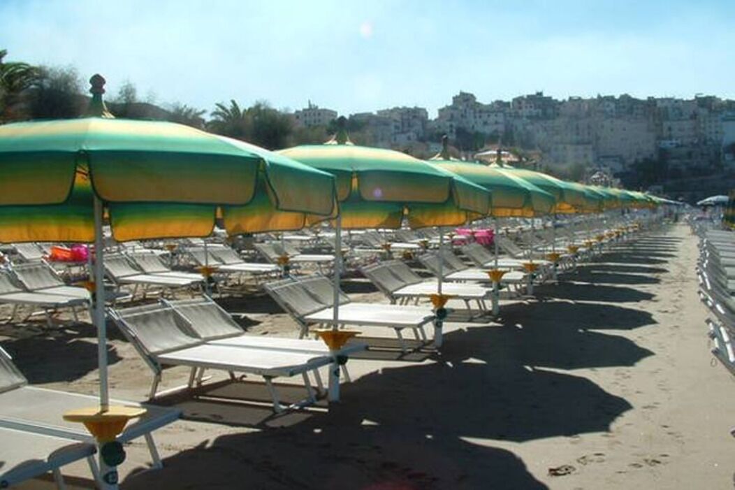 Praia particular nas proximidades, areia branca, espreguiçadeiras 