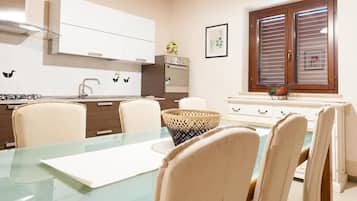 Apartamento, 3 quartos | Cozinha privada | Um frigorífico, um micro-ondas (a pedido), um forno
