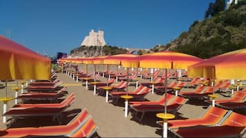 Praia particular nas proximidades, areia branca, espreguiçadeiras