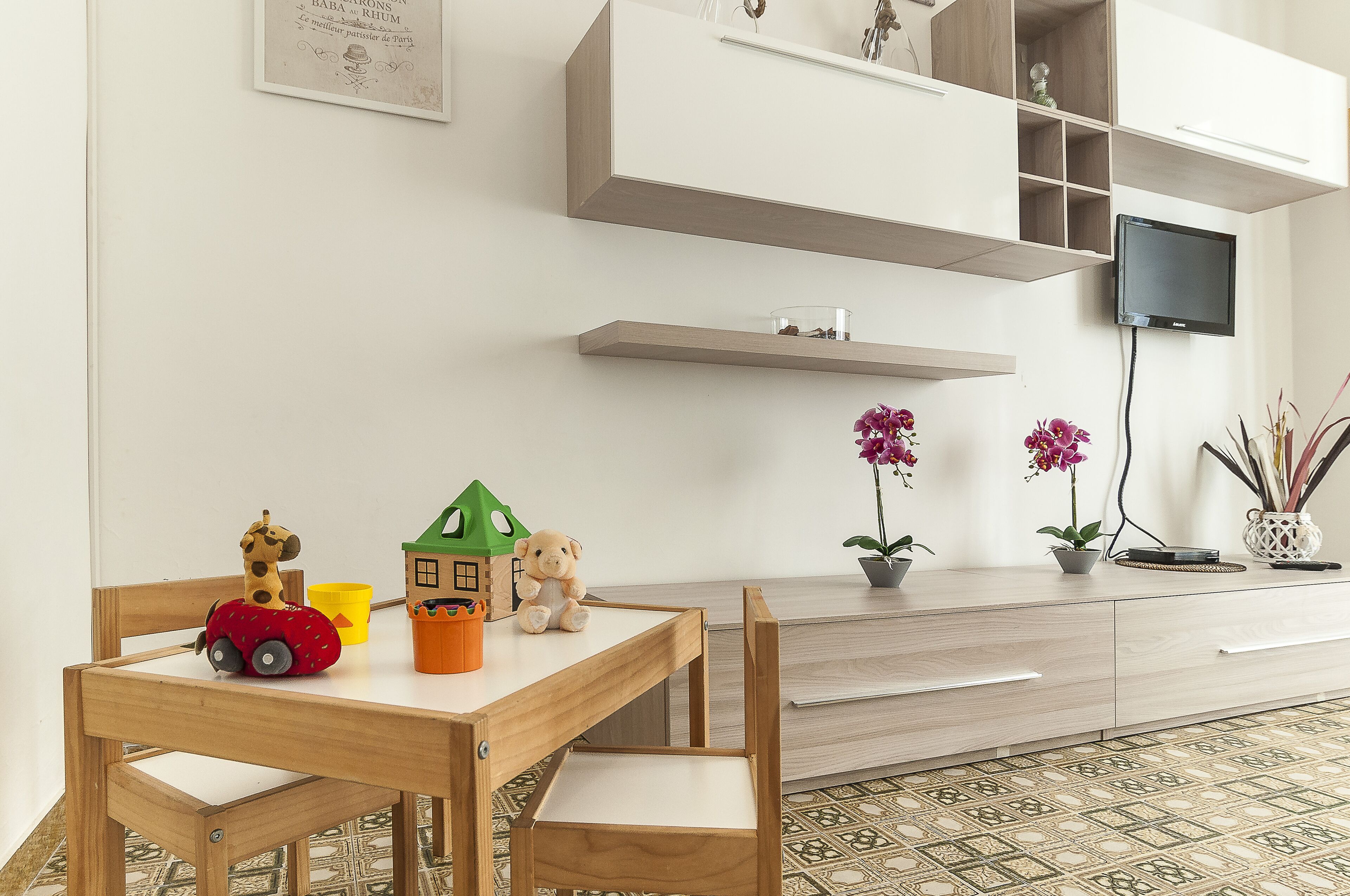 Apartamento, 2 quartos | Sala de estar | TV de tela plana