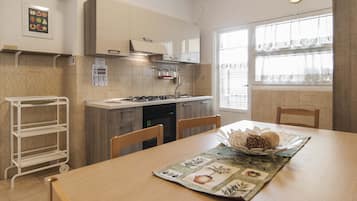Apartamento, 2 quartos | Cozinha privada | Geladeira, micro-ondas (mediante solicitação), fogão, cooktop
