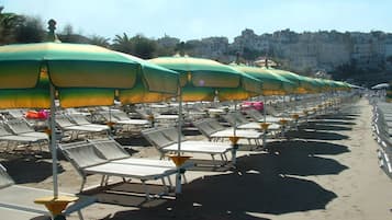 Praia particular nas proximidades, areia branca, espreguiçadeiras