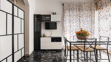 Apartamento, 2 quartos | Refeições no quarto