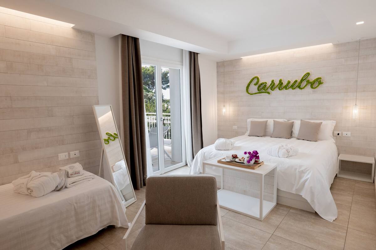 Junior Suite Tripla Vista Piscina | Roupa de alta qualidade, edredões de penas 