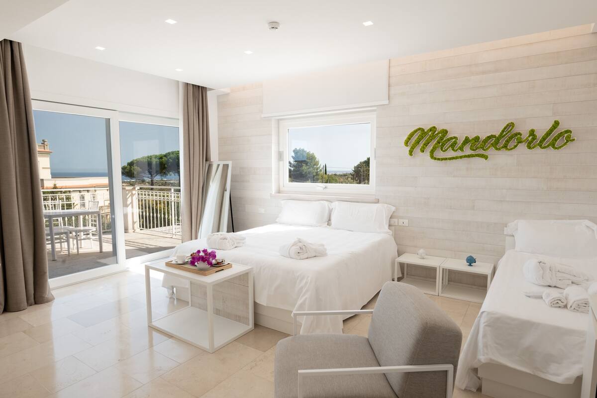Junior Suite Tripla Vista Mare | Roupa de alta qualidade, edredões de penas 