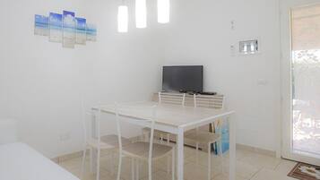 Apartamento, 2 quartos | Sala de estar | TV de ecrã plano