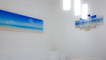 Apartamento, 2 quartos | Sala de estar | TV de ecrã plano