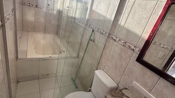 Suite Palacio Super Luxo com ar + sacada | Banheiro | Chuveiro, toalhas de banho