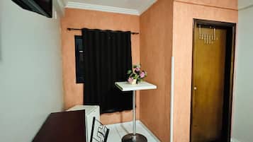 Suite JK com ventilador | Wi-Fi de cortesia, acesso para cadeiras de rodas