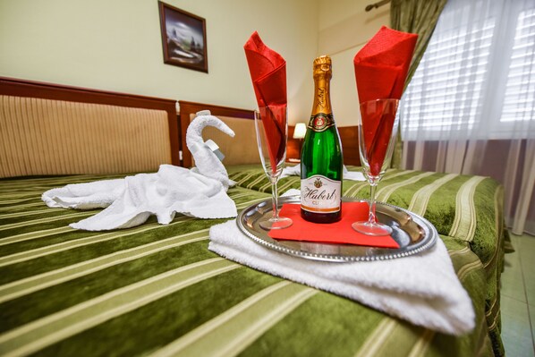 Com mobília individualizada, secretária 