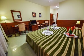 Com mobília individualizada, secretária 