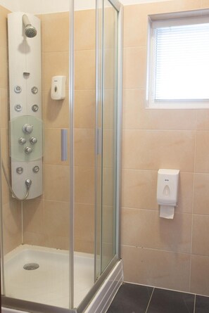 Toalhas fornecidas, papel higiénico 