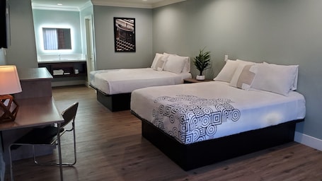 Quarto Básico, 2 camas queen-size, não fumadores | Wi-fi grátis, roupa de cama fornecida . Crestridge Inn