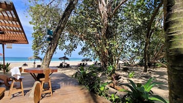 Na praia, praia de areia branca