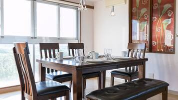 Condo família, 3 quartos, acessível, vista para o oceano | Opções para refeição no quarto