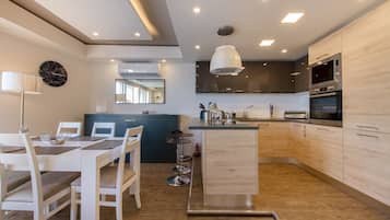 Apartamento (1 Bedroom) | Cozinha privada | Um frigorífico/congelador grande, um micro-ondas, um forno