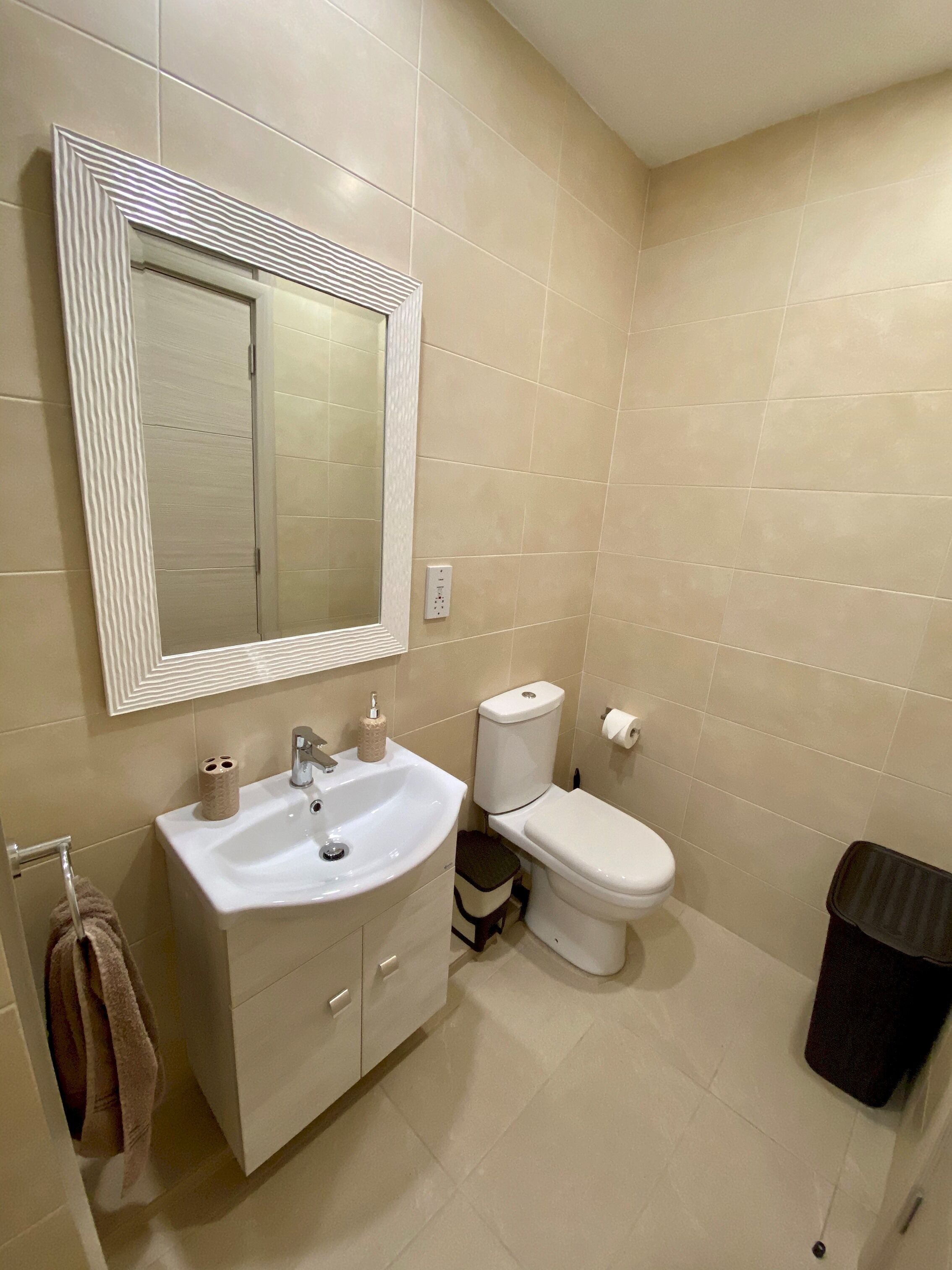 Apartamento (1 Bedroom) | Banheiro | Chuveiro, secador de cabelo, toalhas de banho, papel higiênico