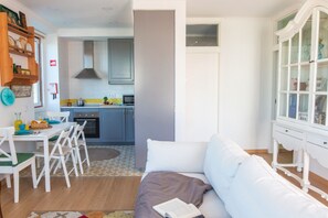 Apartamento, 2 quartos, vista para a cidade | Área de estar | TV de tela plana