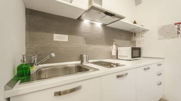 Apartamento, 1 quarto | Cozinha privada | Micro-ondas, cooktop, máquina de café expresso, cafeteira/chaleira