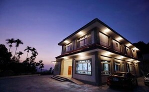 Fachada da propriedade à noite