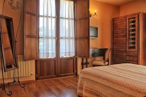 Quartos insonorizados, roupa de cama fornecida 