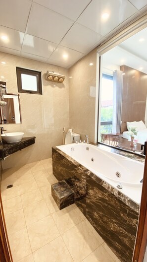 Quarto Duplo Deluxe | Casa de banho | Um polibã, um chuveiro de hidromassagem