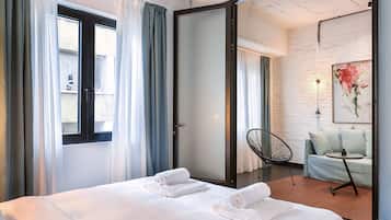 Suíte luxo, vista para a cidade | 1 quarto, roupas de cama antialérgicas, cofres nos quartos