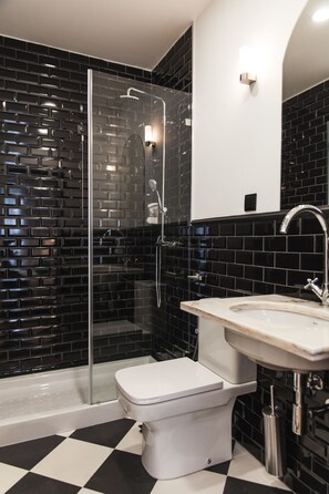 Chuveiro, chuveiro com efeito de chuva, produtos de toalete grátis