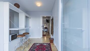 Estúdio, terraço (Sailing) | Kitchenette privada | Um frigorífico, uma placa de cozinha, utensílios de cozinha