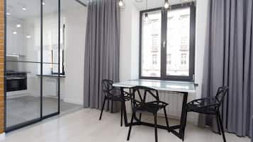 Apartamento luxo (floor 2) | Área de estar | Smart TV 50 polegadas com canais digitais, TV