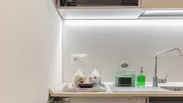 Apartamento, 1 quarto | Cozinha americana privada | Geladeira, cooktop, lava-louças, chaleira elétrica