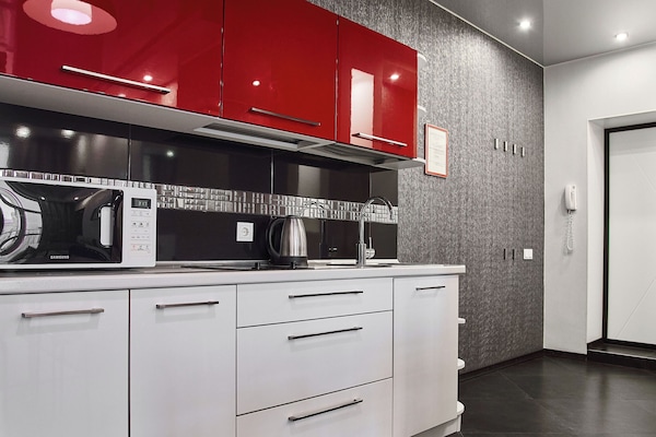 Apartamento luxo | Cozinha privada | Geladeira grande, micro-ondas, cooktop, chaleira elétrica