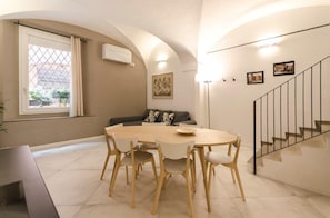 Apartamento, 1 quarto | Refeições no quarto