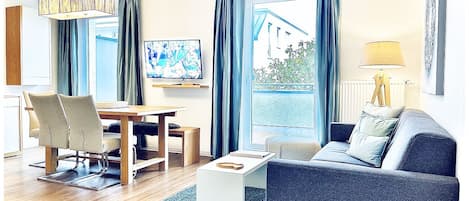 Apartamento, 2 quartos, sacada | Área de estar | TV LED