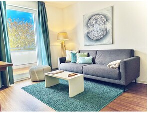 Apartamento, 2 quartos, terraço, no rés do chão | Sala de estar | Televisor LED