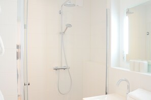 Apartamento, 1 quarto, sacada | Banheiro | Chuveiro, toalhas de banho, sabonete, papel higiênico