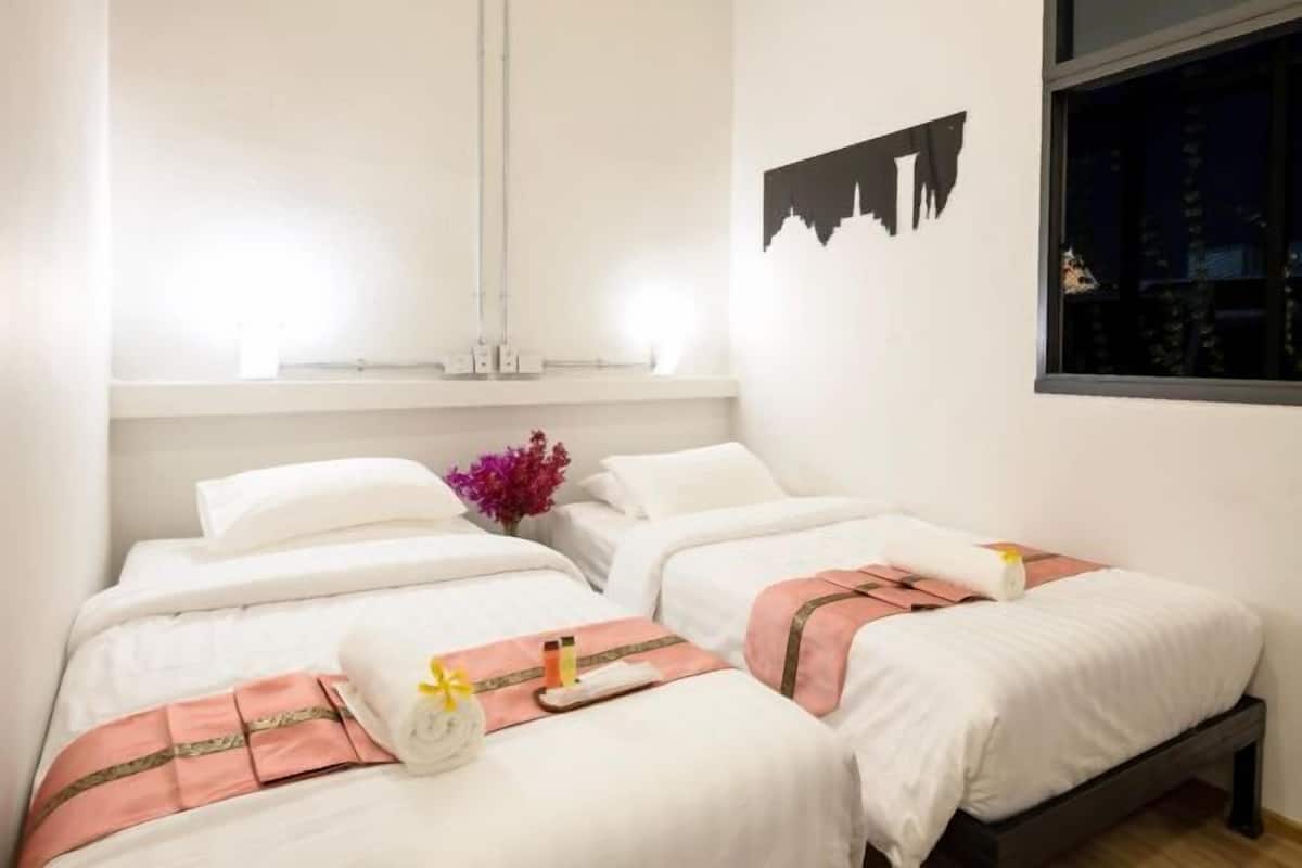 Cortinas/cortinados opacos, Wi-fi grátis, roupa de cama fornecida