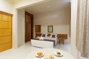 Quarto casal executivo | Frigobar, escrivaninha, roupa de cama