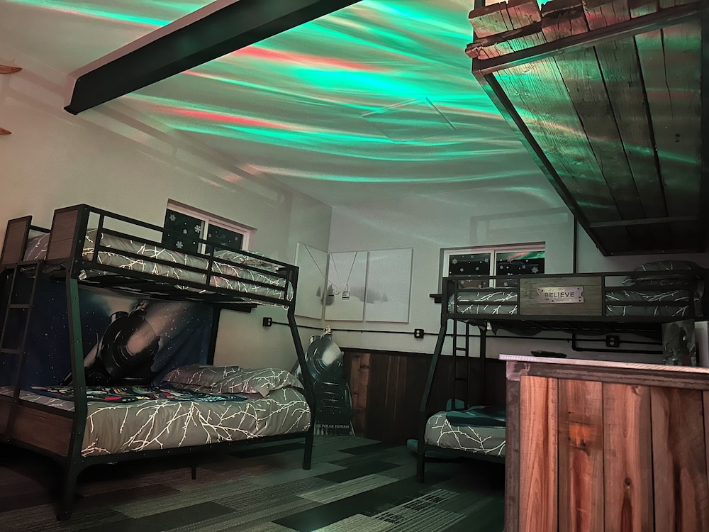 The Fun House! Polar Xpress, Hot Tub, Espresso Bar, Views, Foosball, More! - Durango, CO