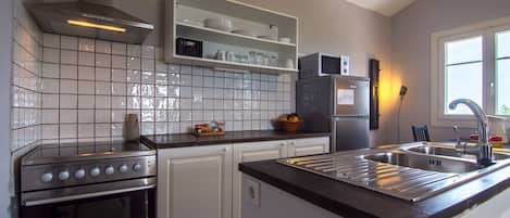 Apartamento Superior, vista para o mar | Cozinha privada | Um frigorífico/congelador grande, um micro-ondas, um forno
