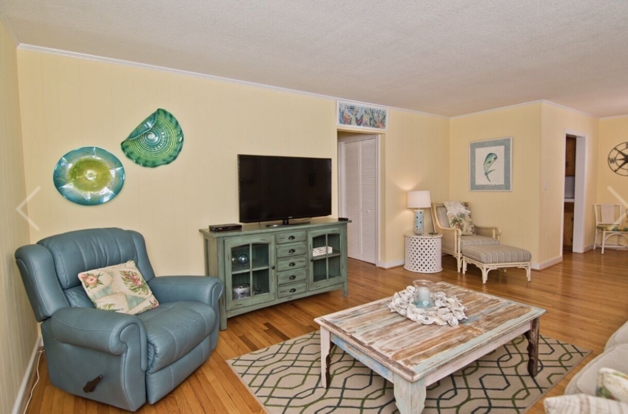 Beautiful Oceanside Cottage, Steps Away From The Beach. - Morehead City, NC