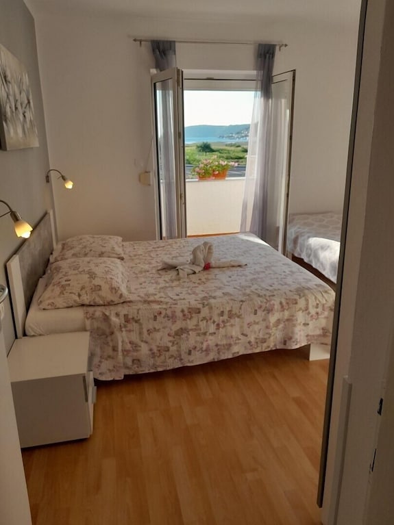 Apartments Josip / Three-bedroom A1 - Supetarska Draga