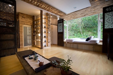 Quarto clássico, banheiro privativo | Edredons de pluma, individualmente decorados, individualmente mobiliados. Gu Yi B&B