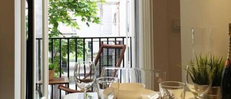 Apartamento, 1 quarto | Refeições no quarto