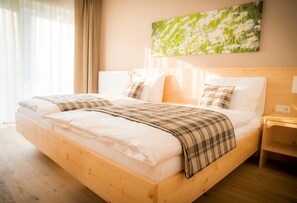 Quarto Standard | Roupa hipoalergénica, minibar, cofre no quarto, secretária