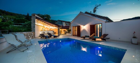 Piscina exterior sazonal, guarda-sóis, espreguiçadeiras